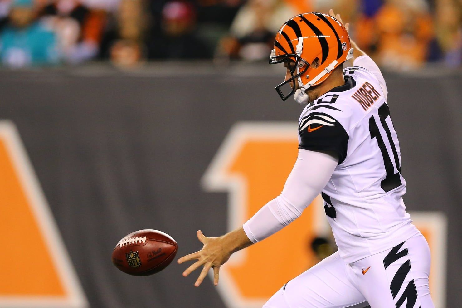 WATCH: Bengals punter Kevin Huber goes behind the back to avoid block