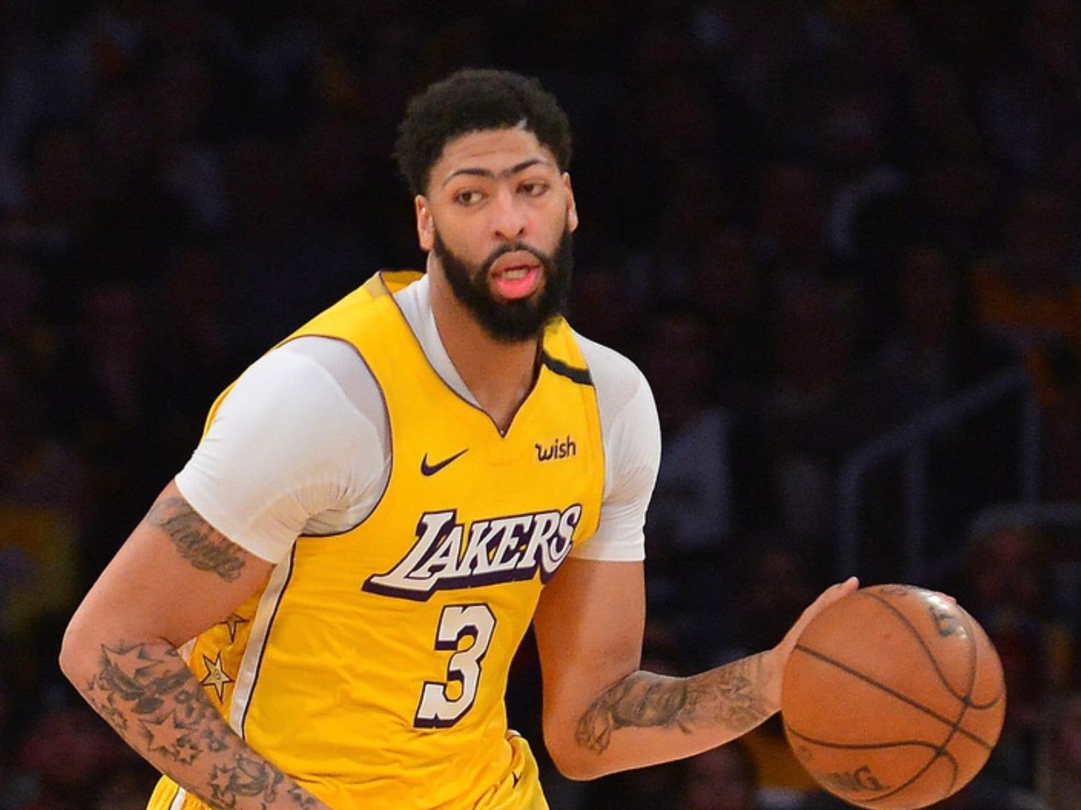 Lakers' Anthony Davis hobbles off court, exits to locker room with ...