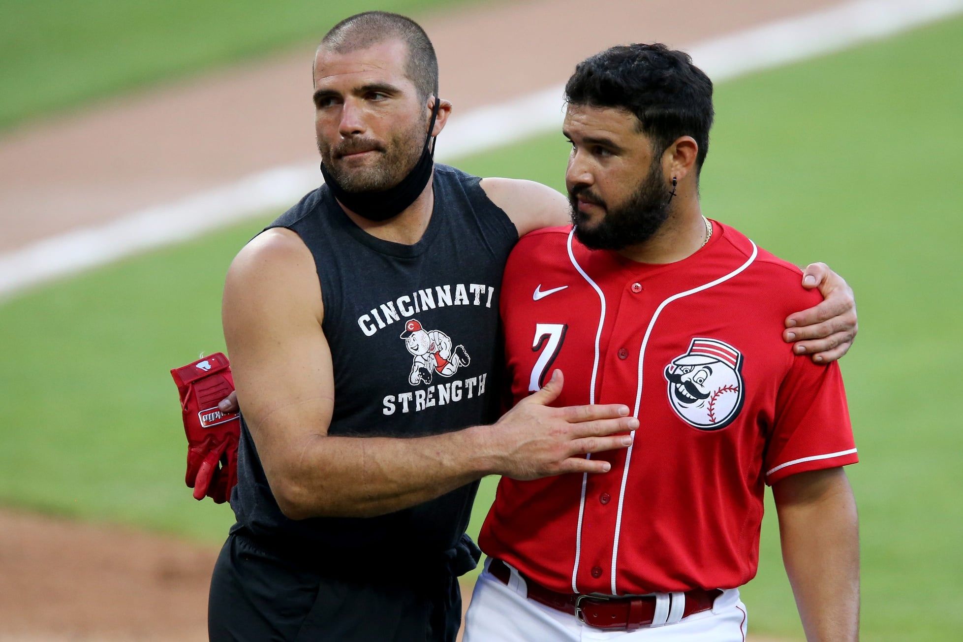 WATCH: Reds' Eugenio Suárez goes full Bo Jackson with bat snap over his ...