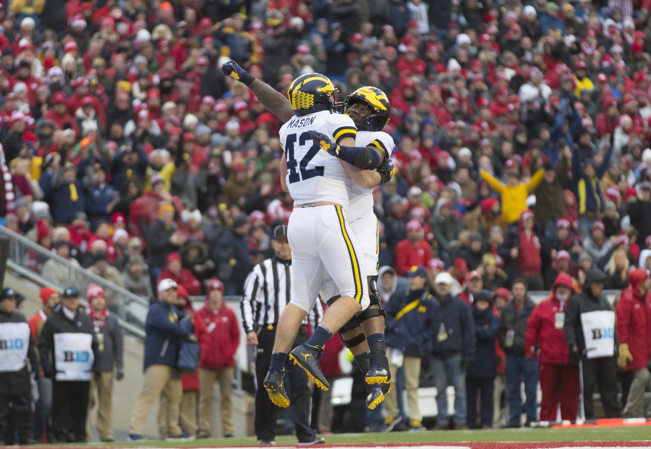 WATCH: Michigan fullback Ben Mason wows with hurdle, truck stick