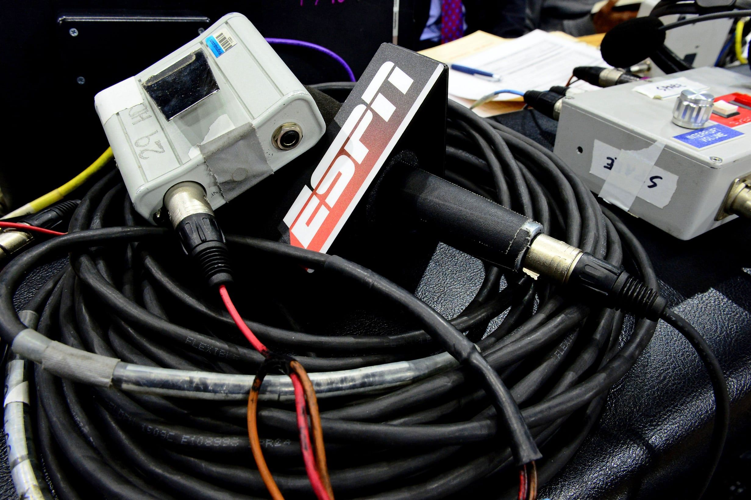 Twitter reacts to Adam Schefter contradicting his own report