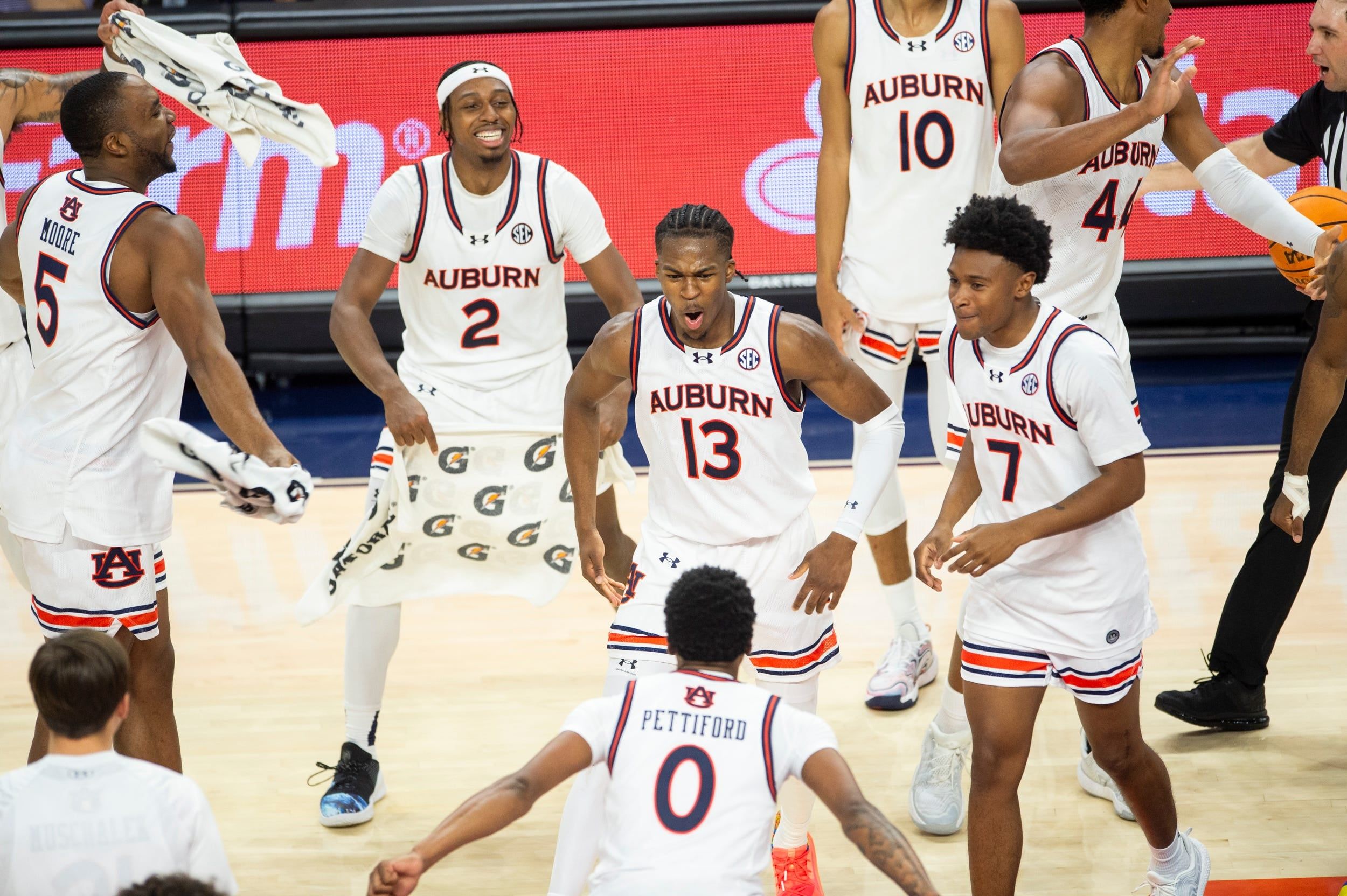 Auburn basketball team plane forced to divert after altercation