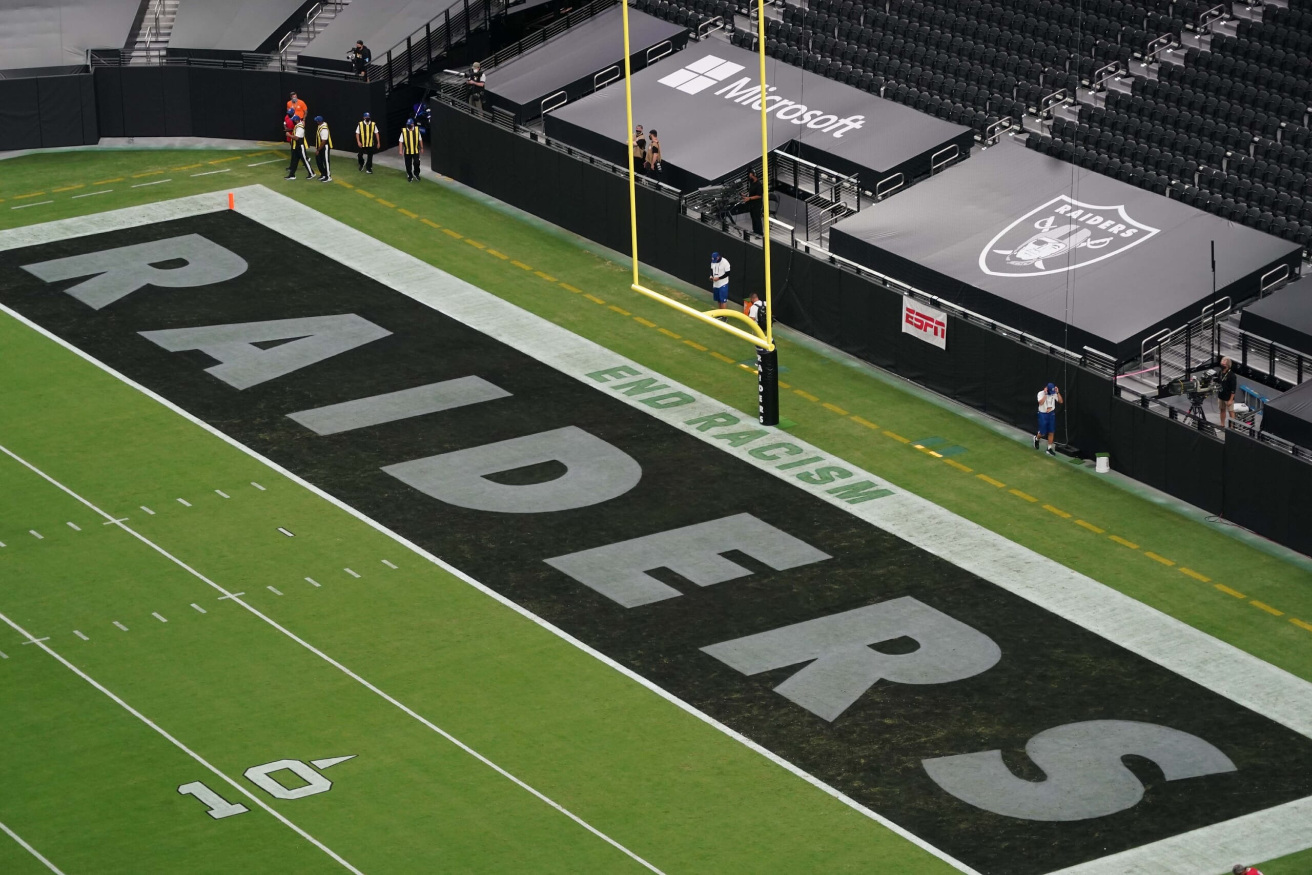 Raiders star honors city of Oakland, Al Davis for team's debut in Las Vegas
