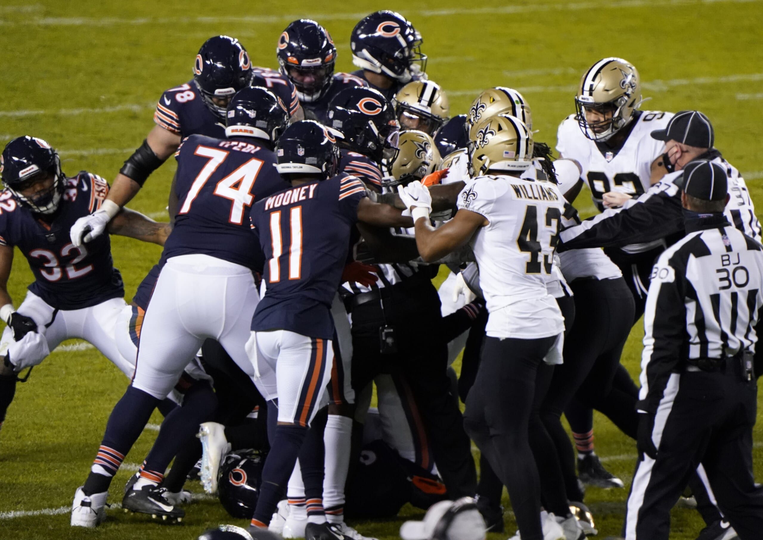 WATCH: Huge fight breaks out after Bears' Javon Wims throws punches