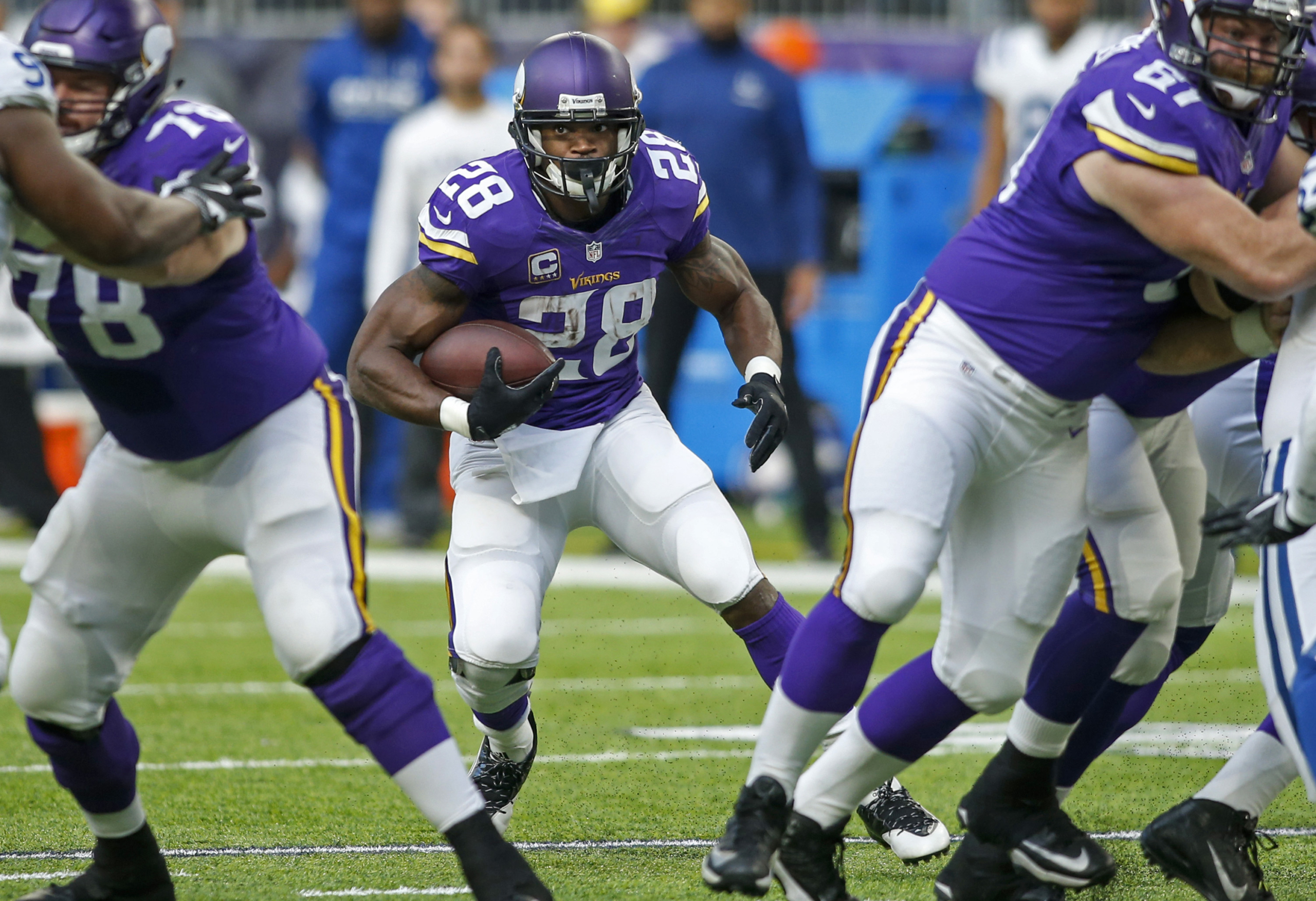 Adrian Peterson and Le'Veon Bell discussing a boxing showdown