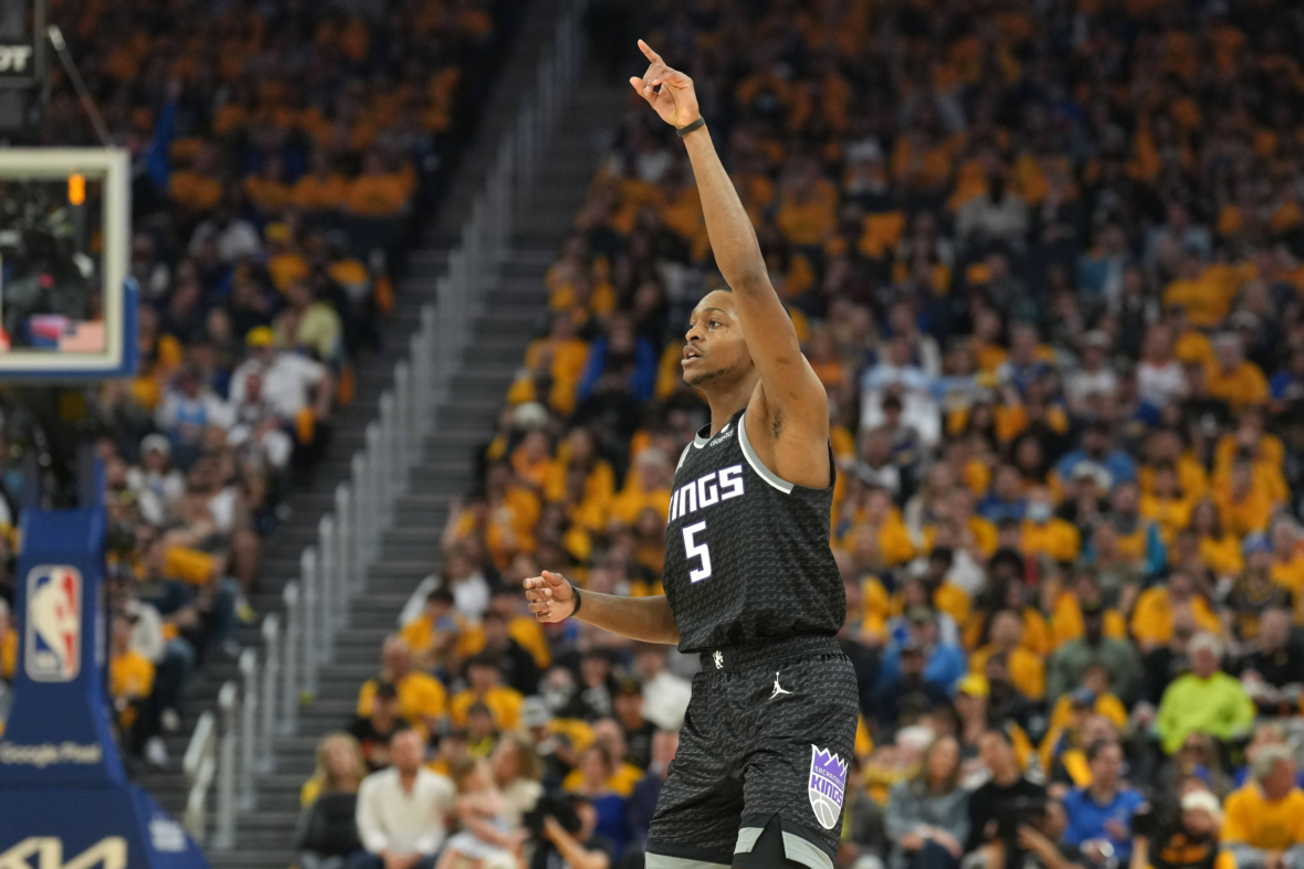 Sacramento's De'Aaron Fox fractures tip of left index finger, status ...