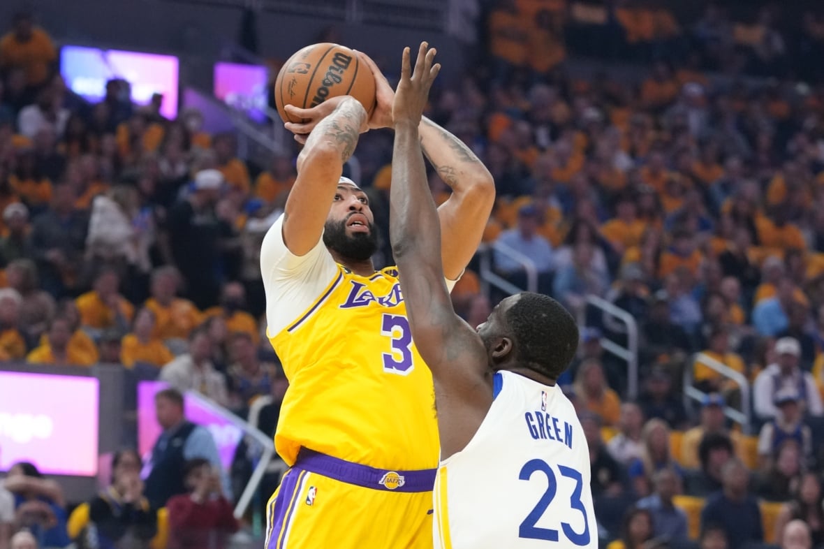 Los Angeles Lakers star Anthony Davis exits Game 5 loss with head injury
