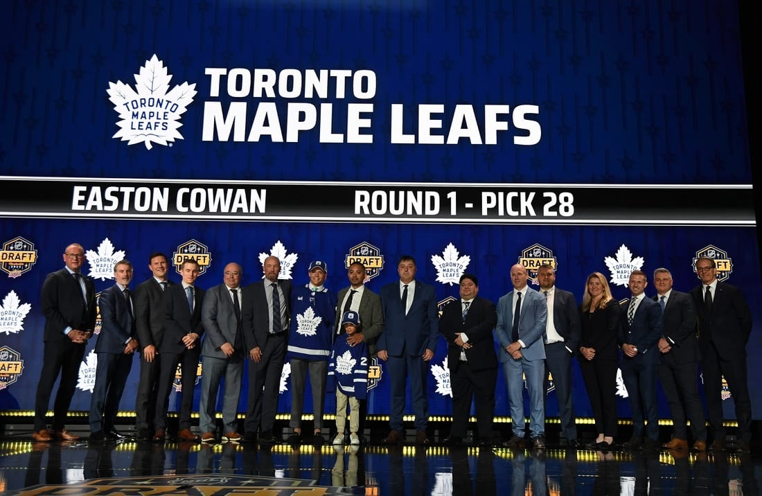 Maple Leafs sign first-round pick Easton Cowan